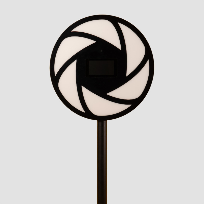 Lej photo booth fra Lightbooth - Kun 1499 kr. - Book nu på iDisko.dk